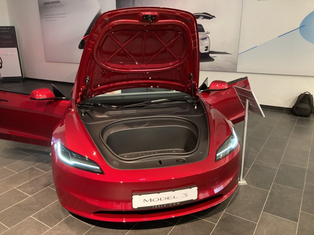 Atklātas Tesla Highland Model 3 bagāžnieka un aizmugurējā nodalījuma ...